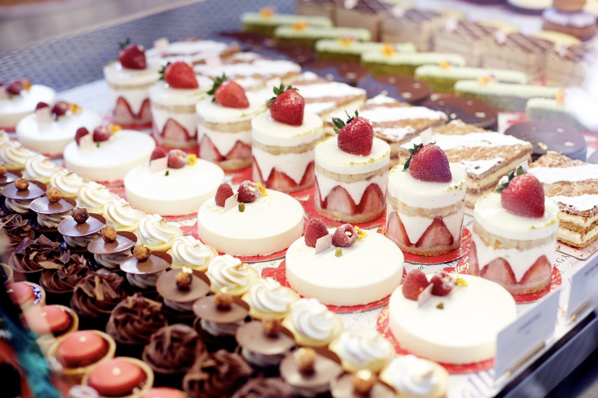 Luxury Custom Packing for Bottega Louie's Macaron Box - Gala De Luxe